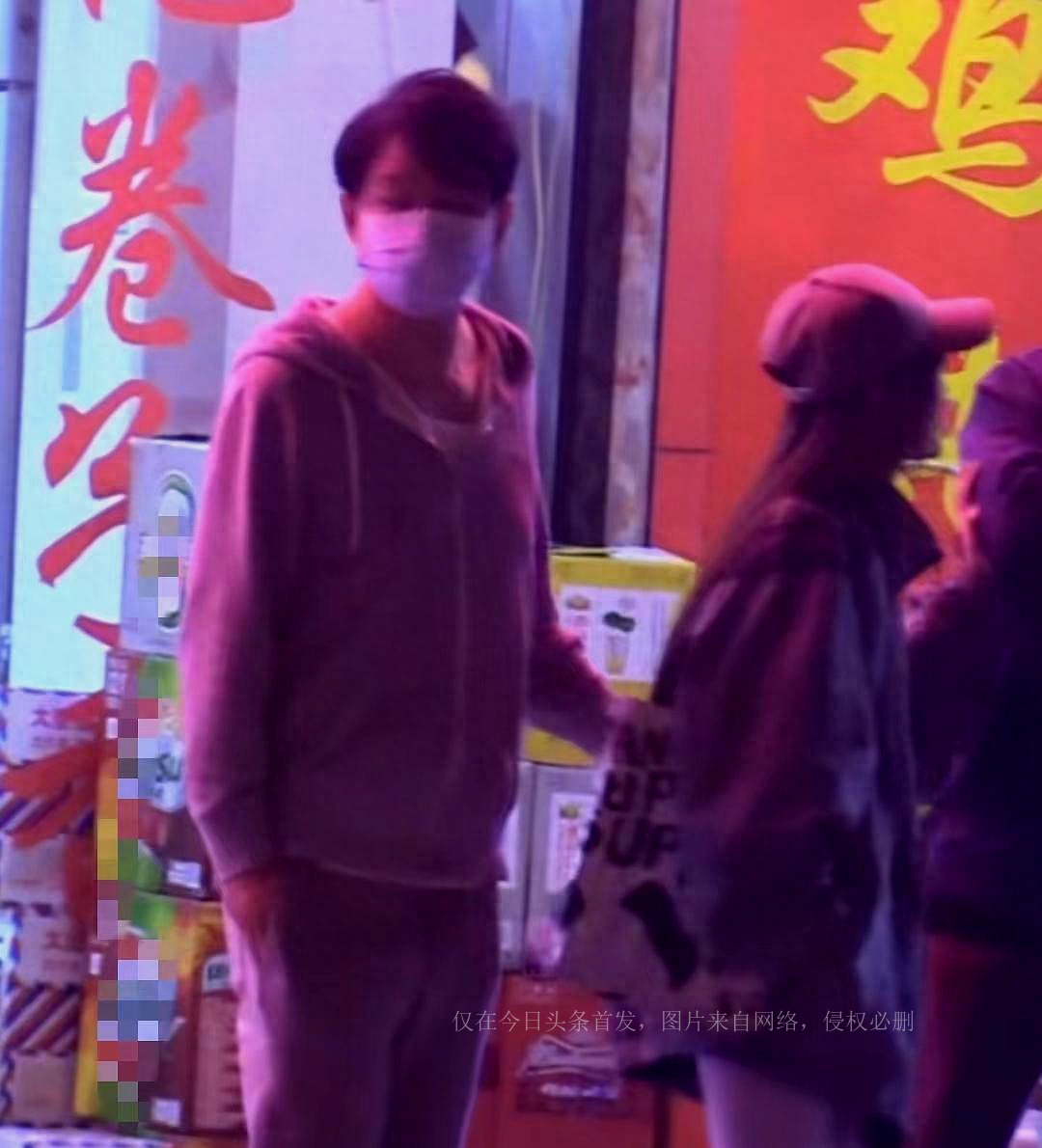 Pan Yueming had dinner with his little girlfriend, touching his back ...