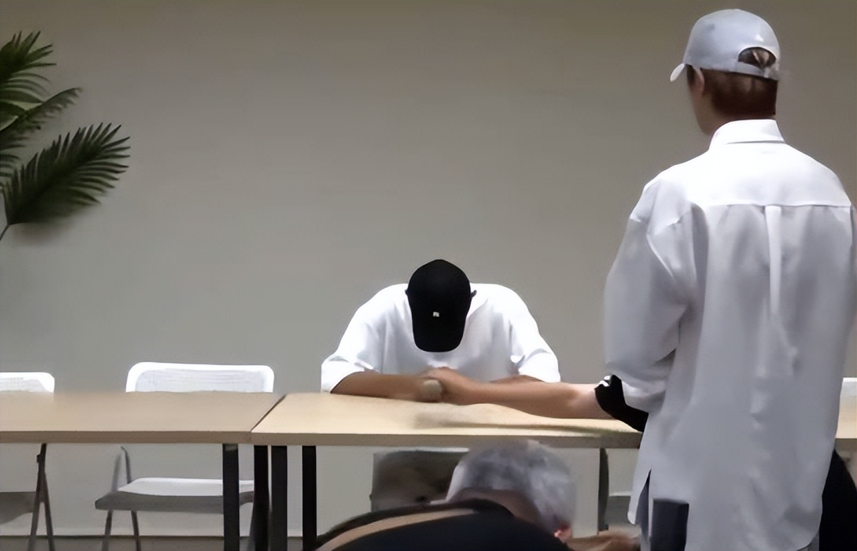 Aaron Yan raided the press conference and apologized to Yao Le, who ...