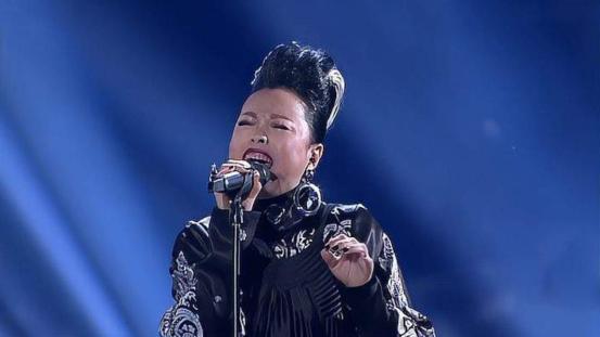 Huang Qishan wears a miniskirt to play tennis, her legs are smooth, and ...