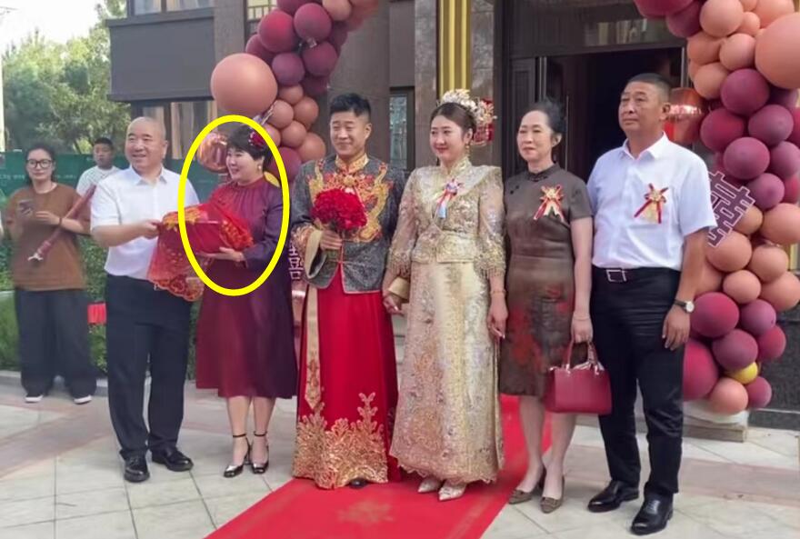 At Wang Liang's wedding scene, Wang Xiaoli personally fed the dumplings ...