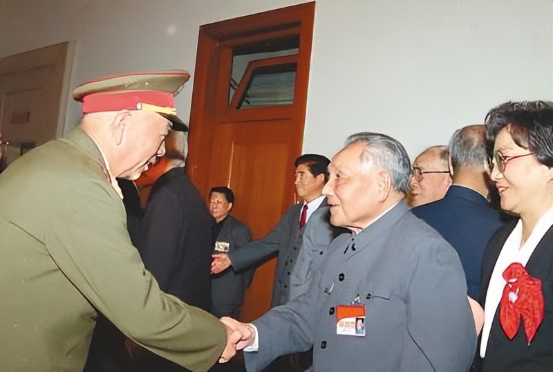 In 1987, Deng Xiaoping pointed to Liu Huaqing and Hong Xuezhi, and ...