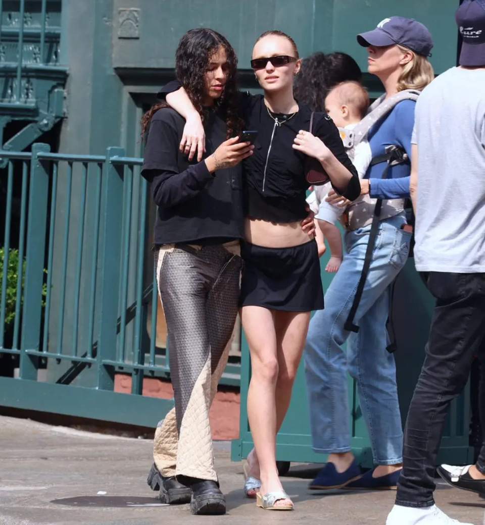 Depp's daughter goes shopping with her new lover! The 24-year-old ...