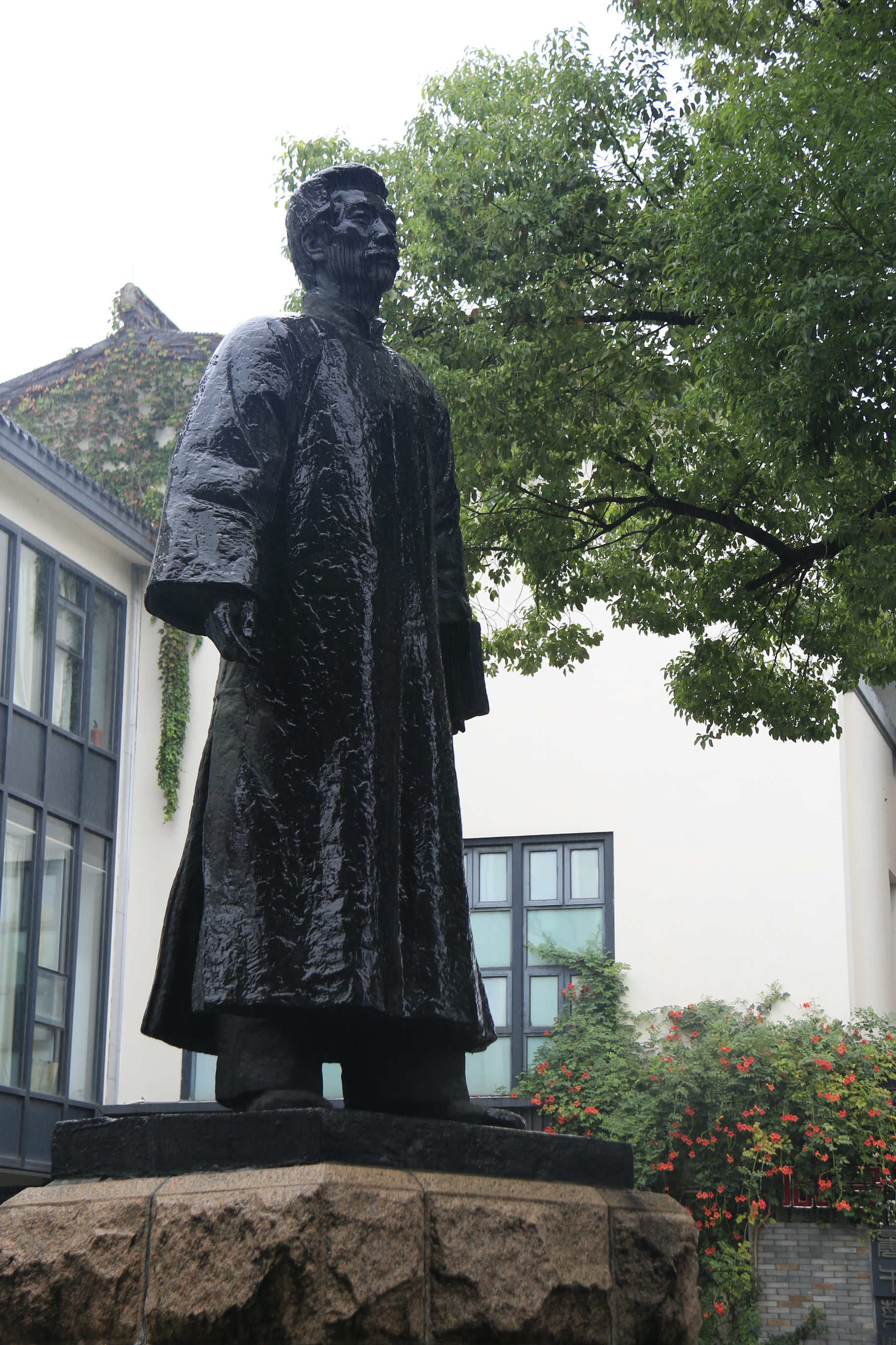 Lu Xun and Zhu An and Lu You and Tang Wan in Shaoxing - iNEWS