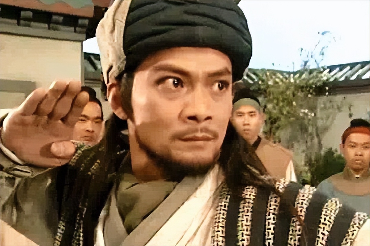 Who is the sweeper monk in "Dragon Babu"?The director uses one detail ...