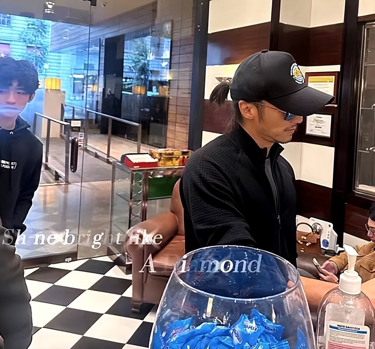 Nicholas Tse took his eldest son to go skiing, Lucas' curly hair bumped ...