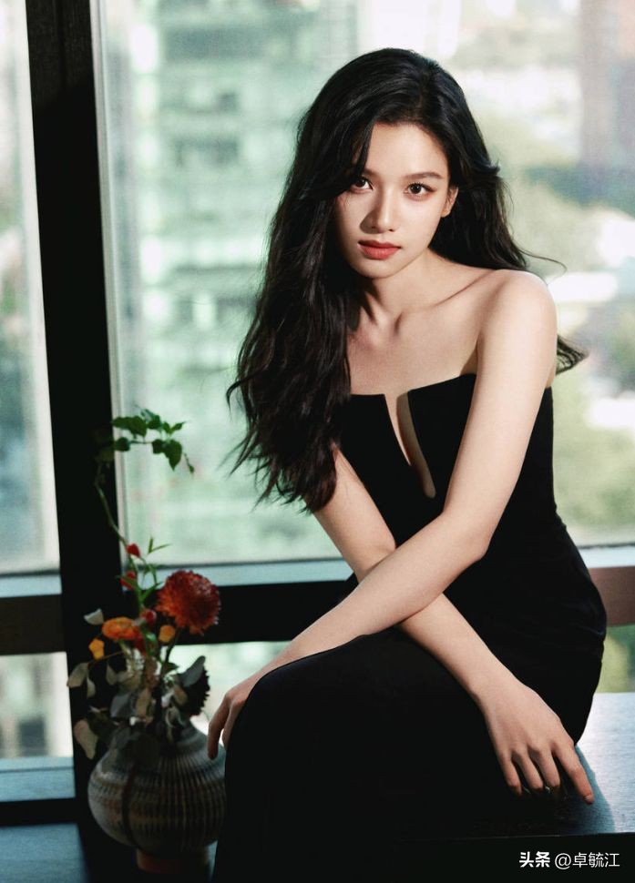 Zhang Jingyi wears a tube top jumpsuit with full aura, showing off her ...