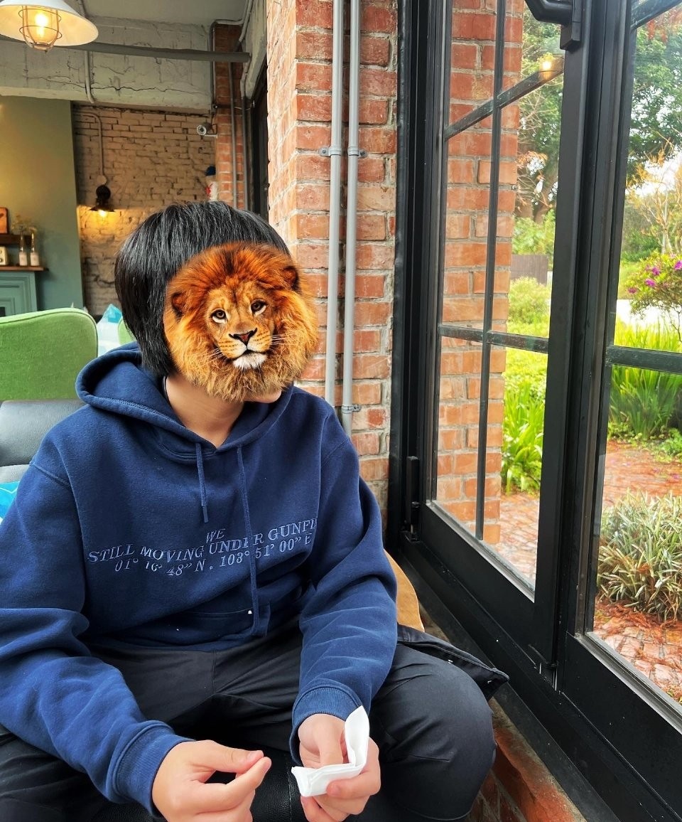 Chen Ruoyi and her eldest son had afternoon tea, Kimi took the picture ...