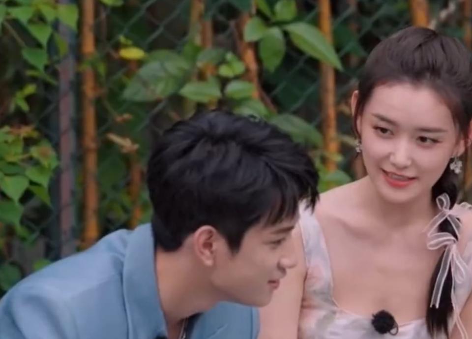 Ao Ziyi apologized to Jiang Yiyi for being inconsistent, but who pays attention to her way of ...