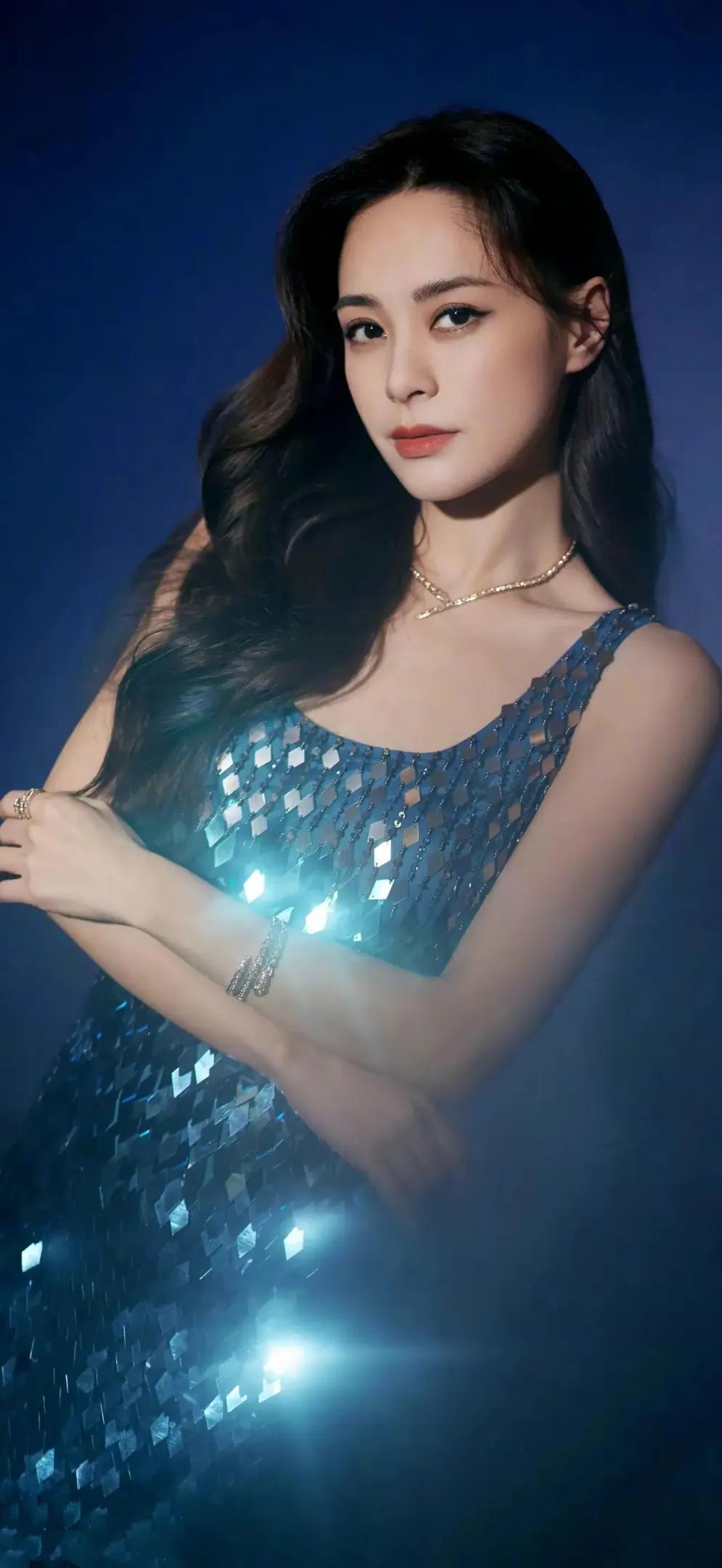 Zhong Xintong's dress is golden - iMedia