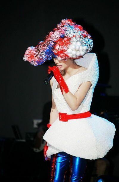 Female celebrity rollover styling award: inappropriate hairstyle, it ...