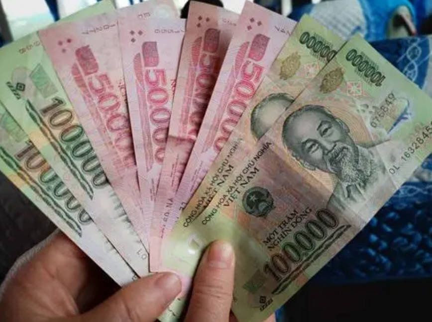 Vietnam places a large number of bundles of RMB on the street. What is ...