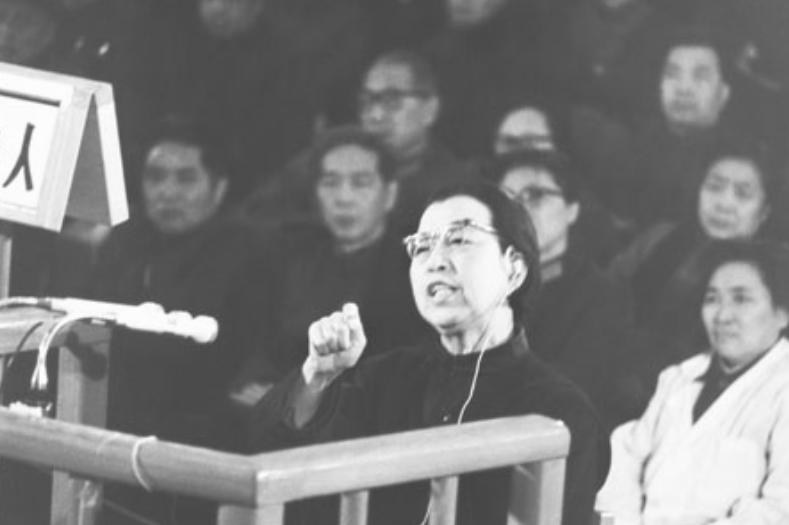 In 1954, Jiang Qing took a group photo with two ladies, and the "First Lady" next to her did not ...