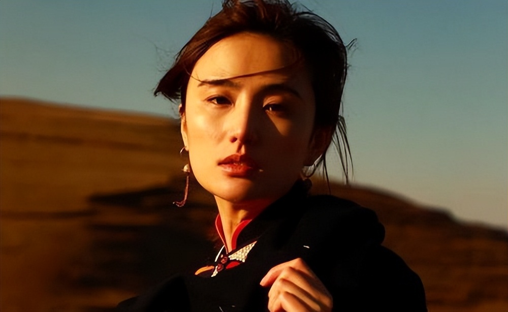 17-year-old Li Yan and Haiha Jinxi go shopping, wearing vests showing ...