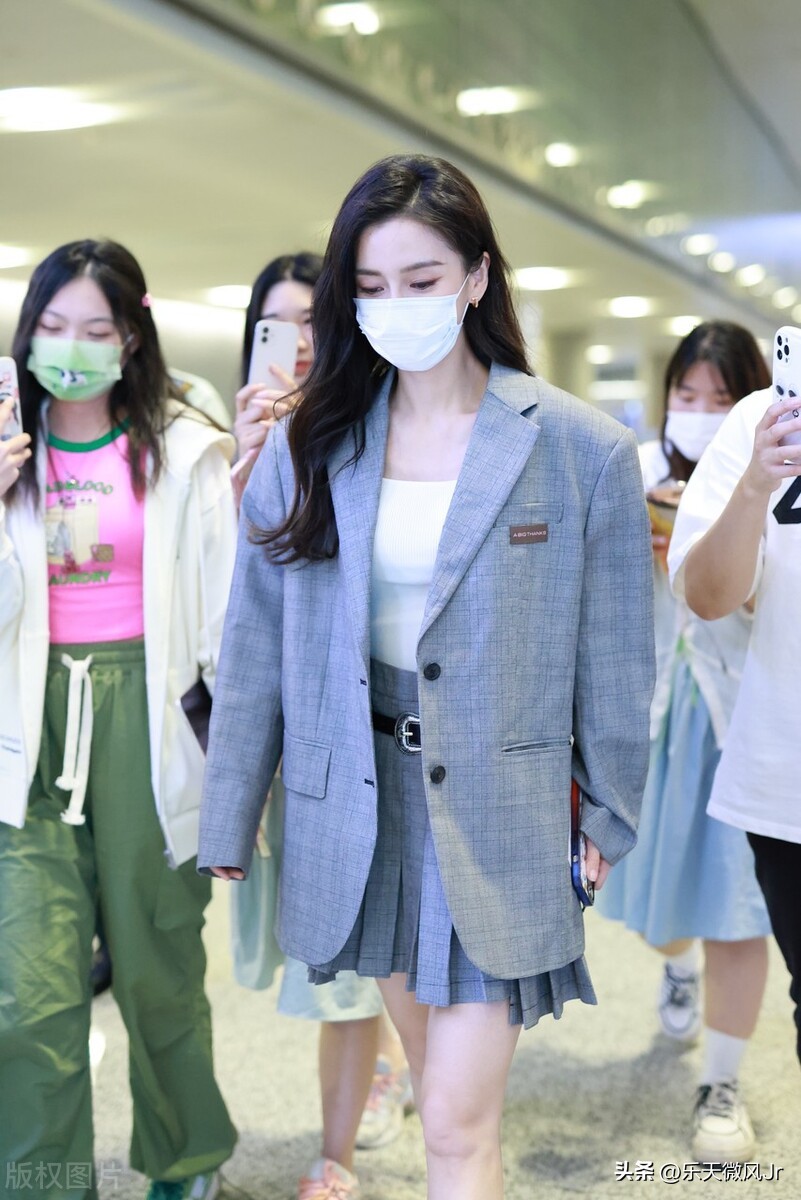 Angelababy Yang Ying appeared at Shanghai Airport wearing a fashionable ...