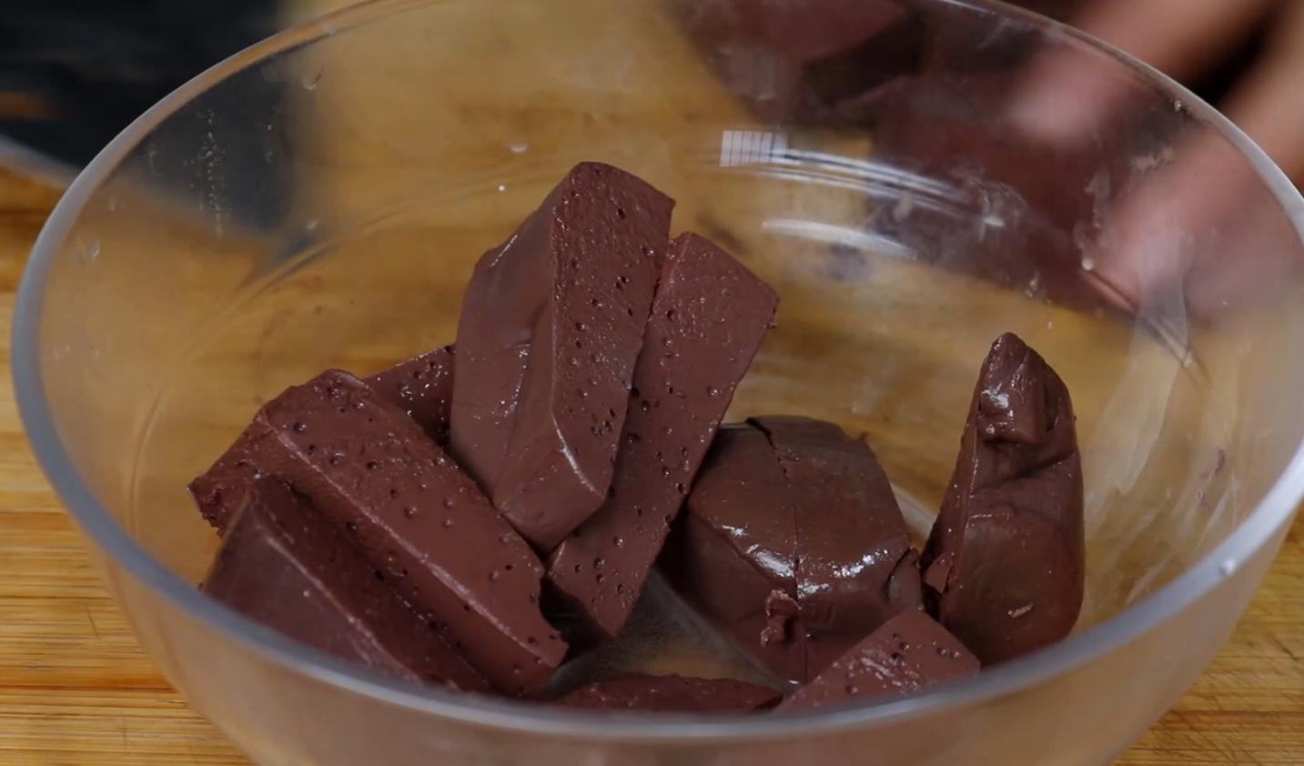 When cooking pig blood, remember not to fry it directly. Many people ...