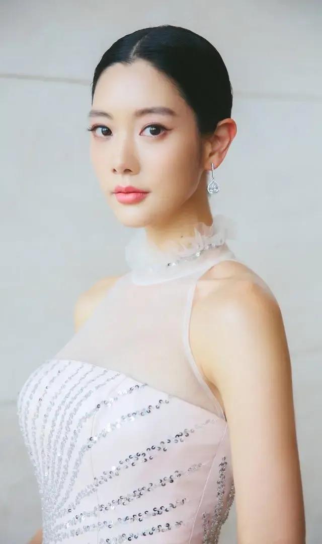 The best goddess Clara, charming and moving - iNEWS