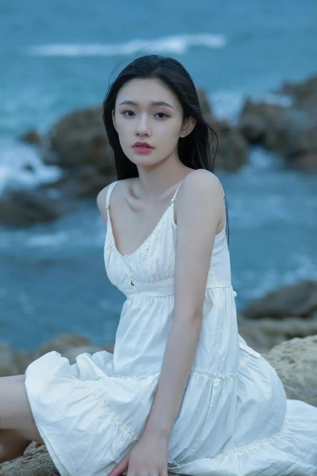 Lin Yun's summer beach photo - iNEWS