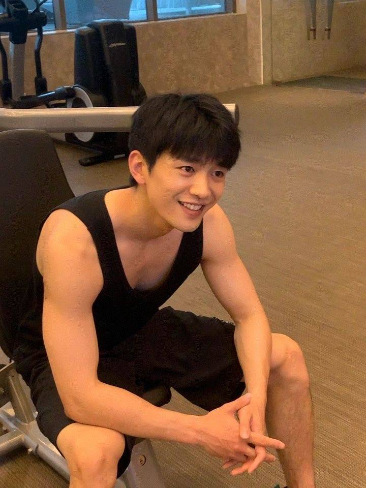 The newcomer in the entertainment circle has handsome abs, he dares to ...