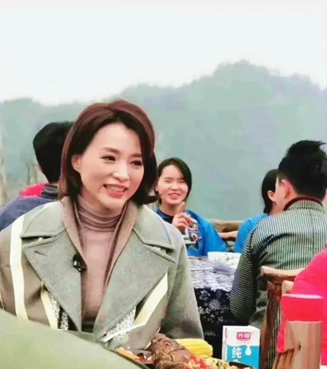 49-year-old Dong Qing went back to the countryside to eat dinner, she ...