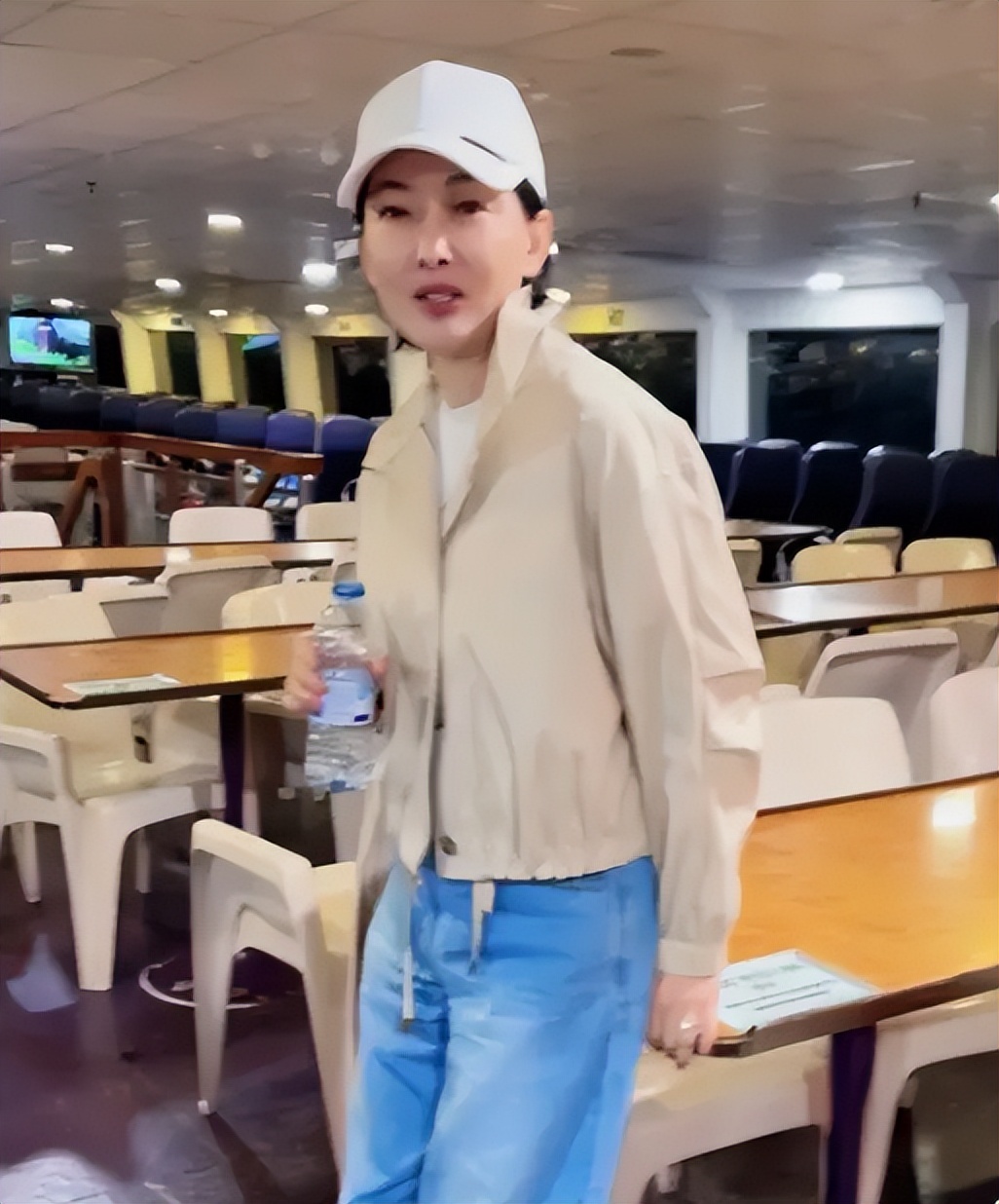 Niu Li's wealthy life is too luxurious! Specially chartered a boat for video shooting, dressed ...