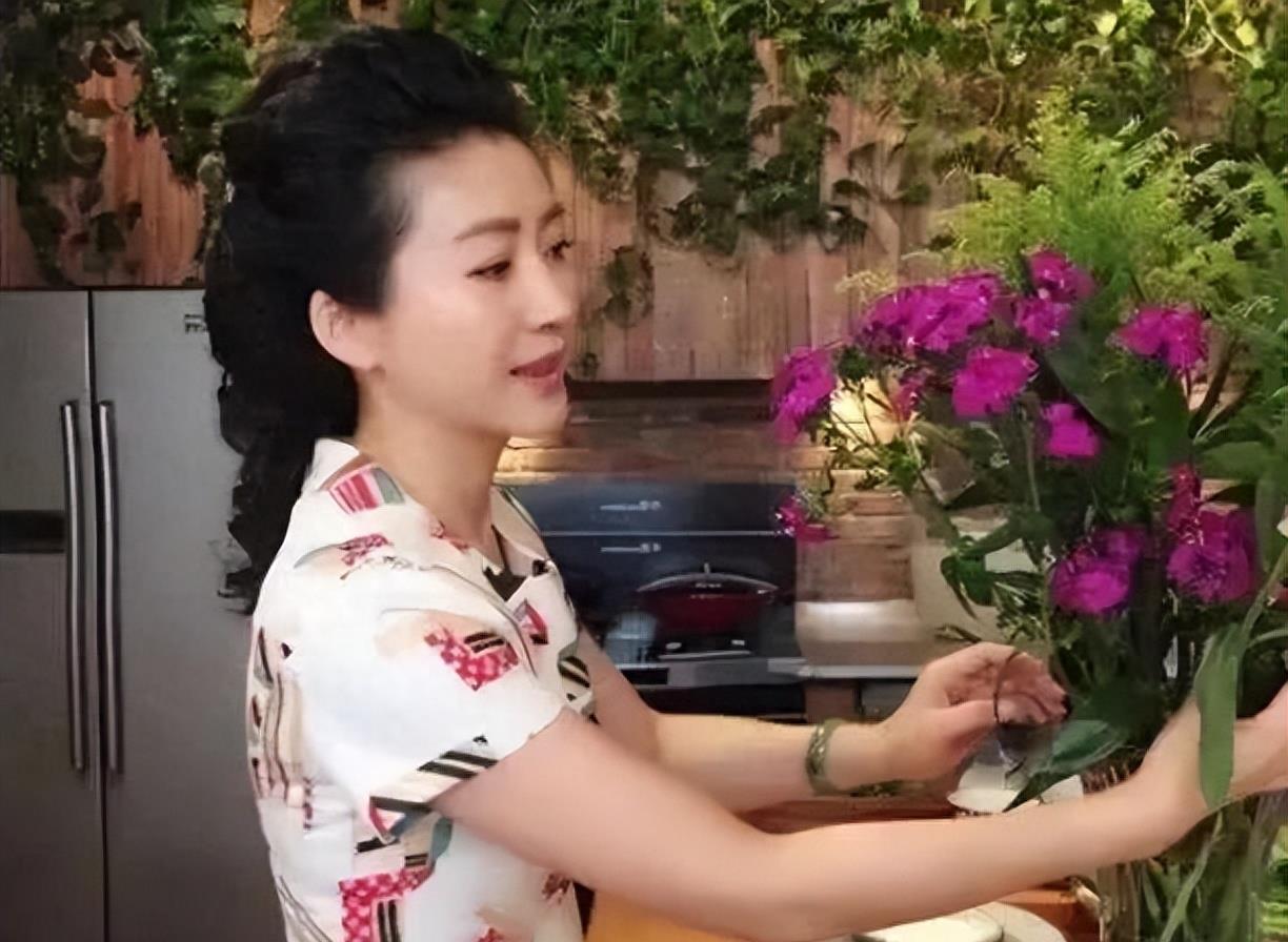 Amazing return! Wang Xiaoya, the first lady of CCTV, makes a counterattack and returns to the ...