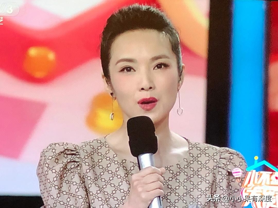 Guan Tong, host of CCTV, is still so beautiful and generous! Her ...