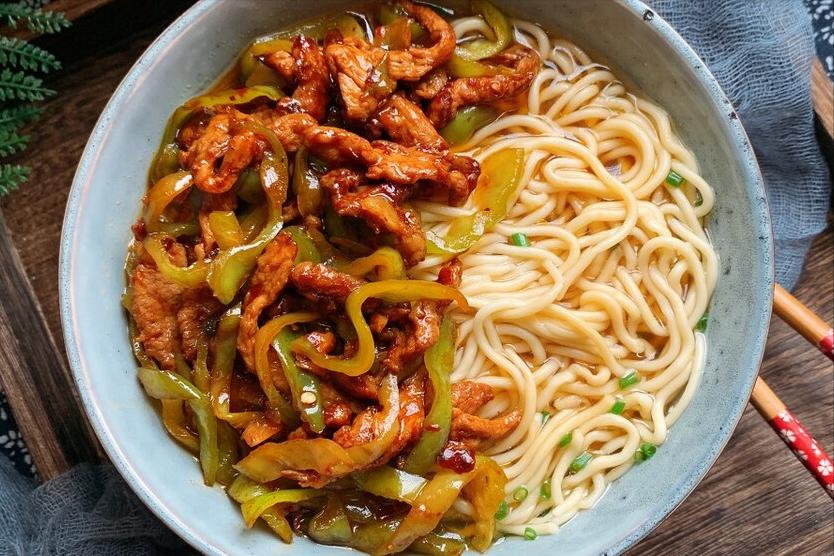 When making hand-rolled noodles, it is best not to use water to knead ...