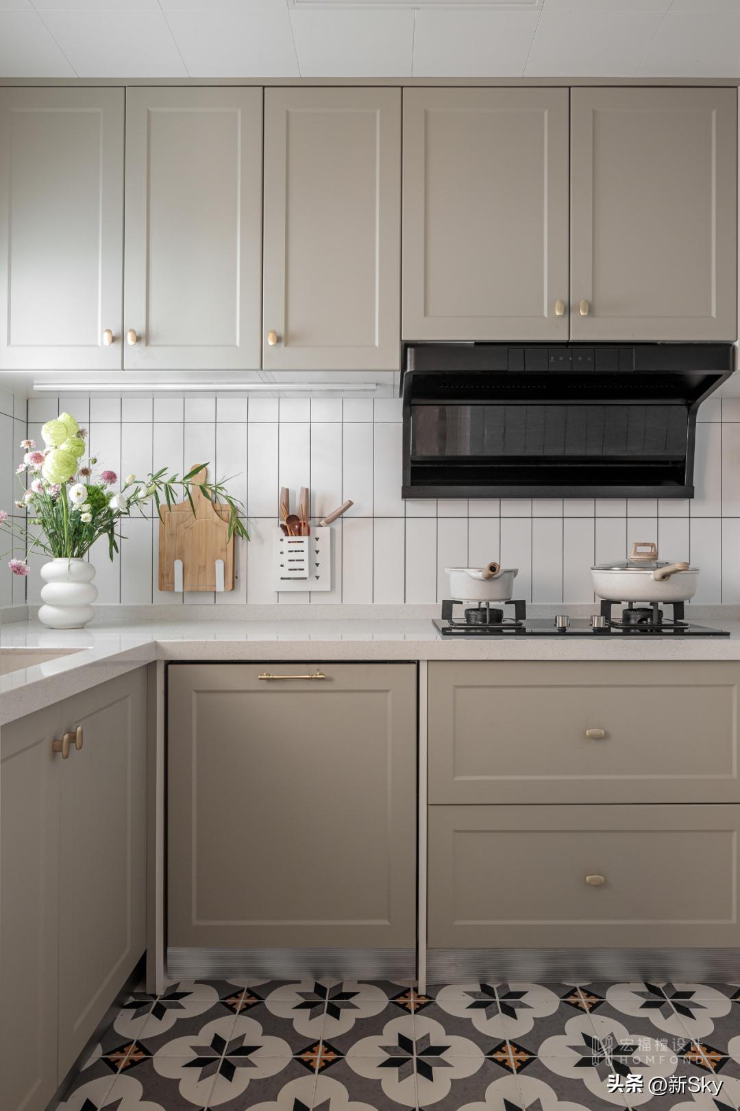 83 square meters, two bedrooms and one living room, warm and creamy ...