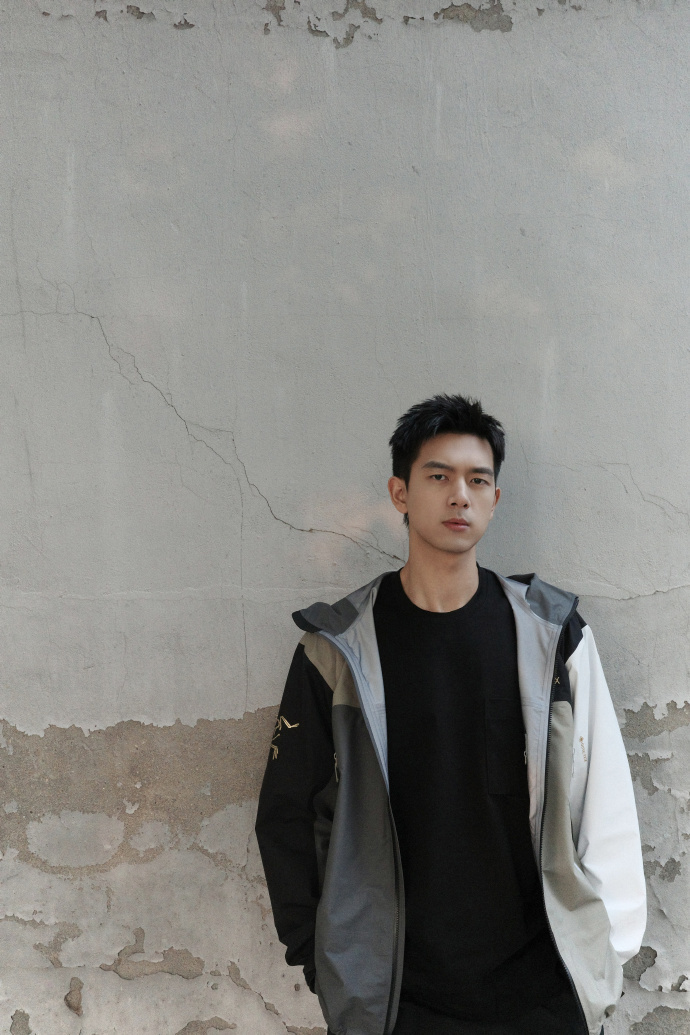 Li Xian, Li Xian, and Li Qiu's exposure to wearing clothes and walking ...