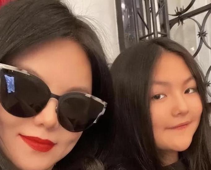 Wang Shiling showed off her hot figure, and she counterattacked to show ...