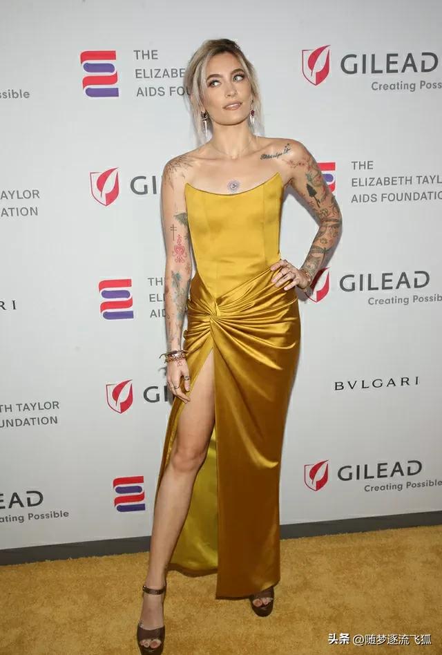 Paris Jackson wears a tube top and slit dress, showing a cool and ...