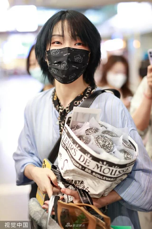 Liu Lian holds a bouquet in her hand, has a good temperament - iNEWS