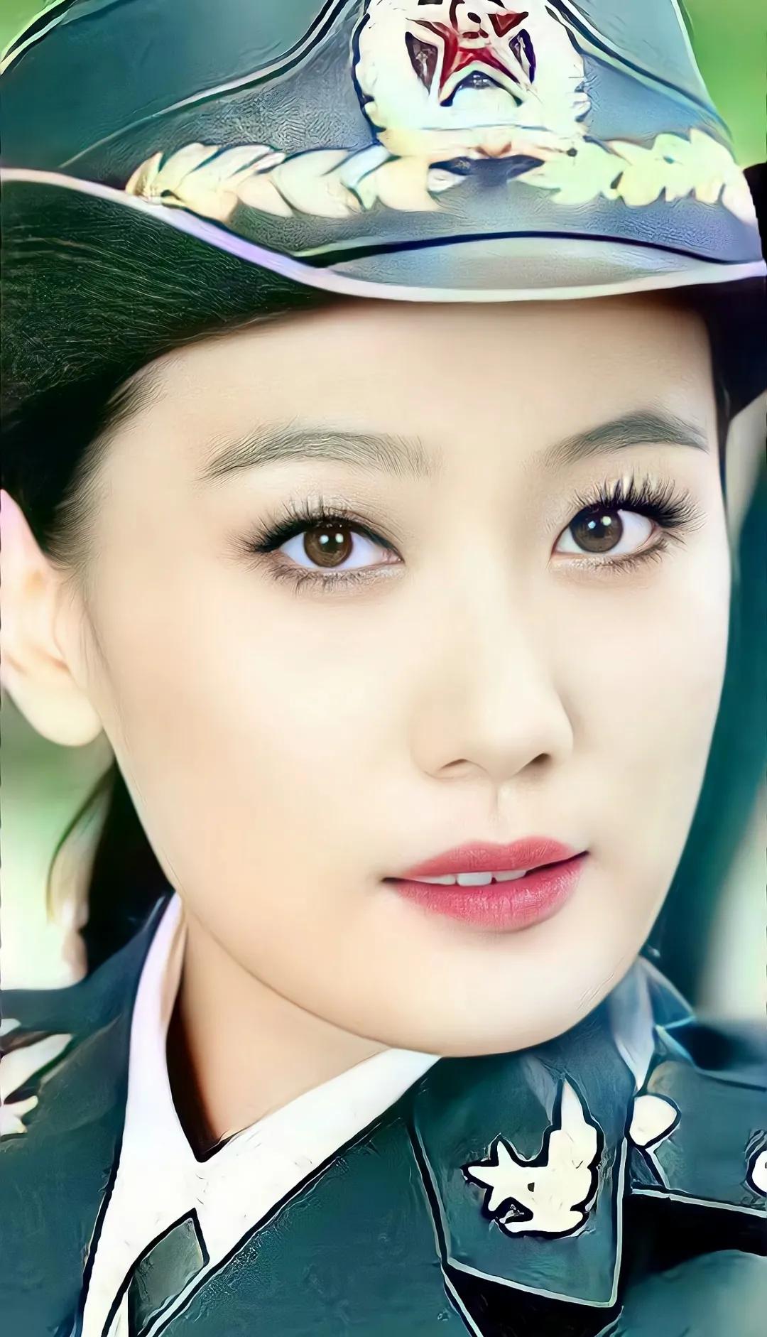 Tan Jing's military uniform photos, all heroic - iNEWS