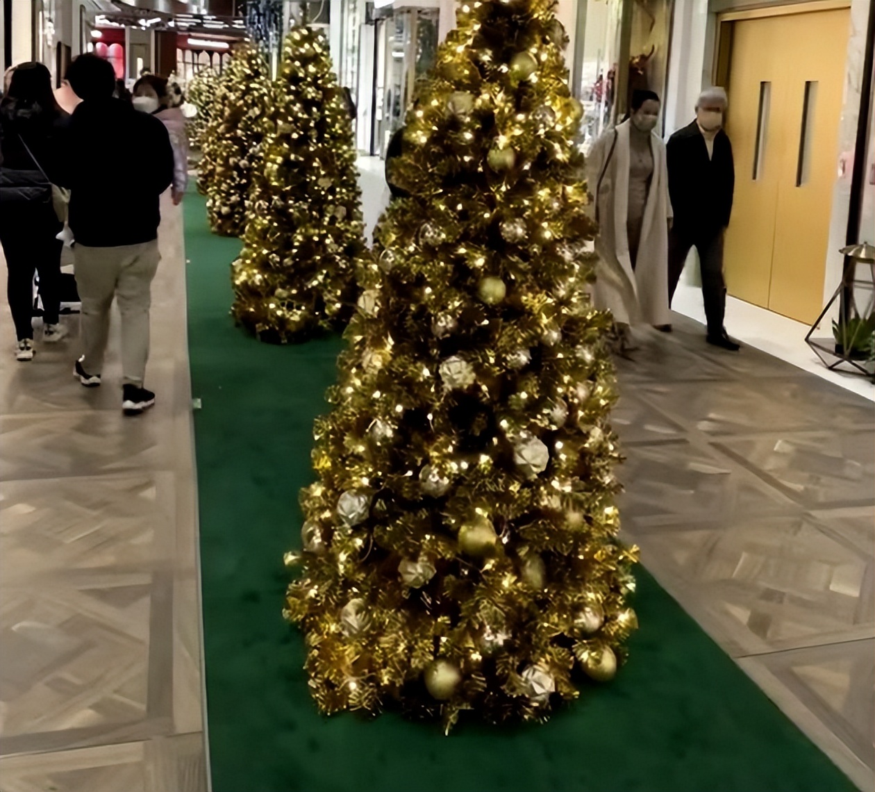 74-year-old Luo Kangrui is full of white hair, and he is shopping with ...