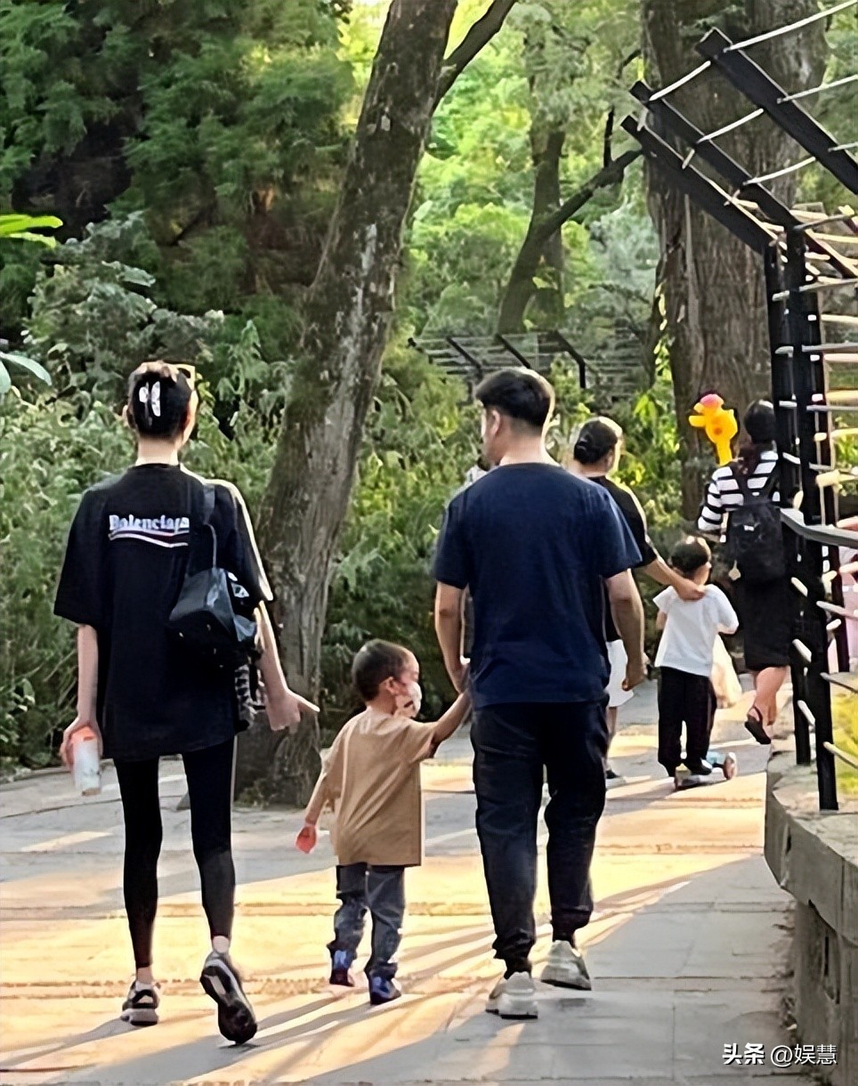 Xi Mengyao and He Youjun took the baby to the zoo, and the figure has ...