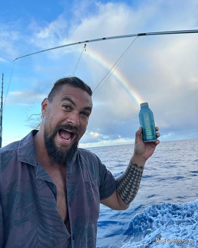 43-year-old "Sea King" Jason Momoa took a beach vacation photo and was ...
