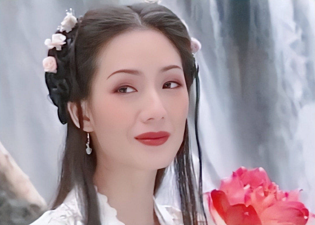 47-year-old Zheng Xiuzhen took a photo of a bathrobe - iNEWS