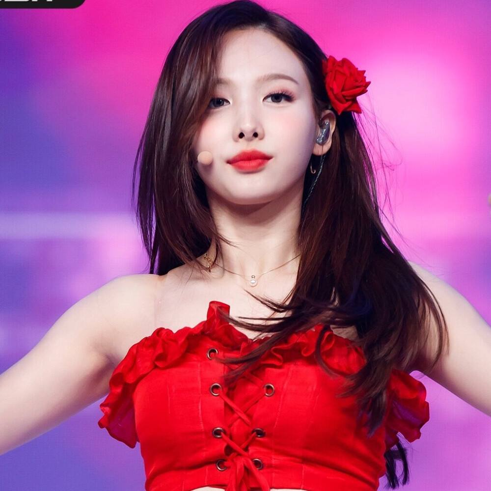 TWICE Lin Nalian's photo shows off her beautiful shoulders and legs ...