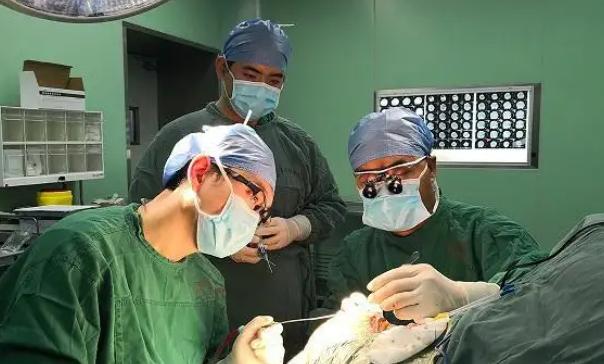 Real people!A 30-year-old man had a craniotomy, but was woken up by the ...