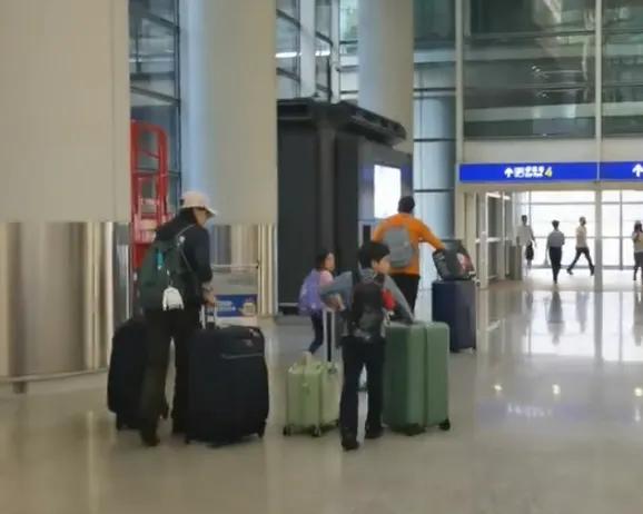 I ran into Guo Jingjing and Huo Qigang's family traveling back to Hong ...