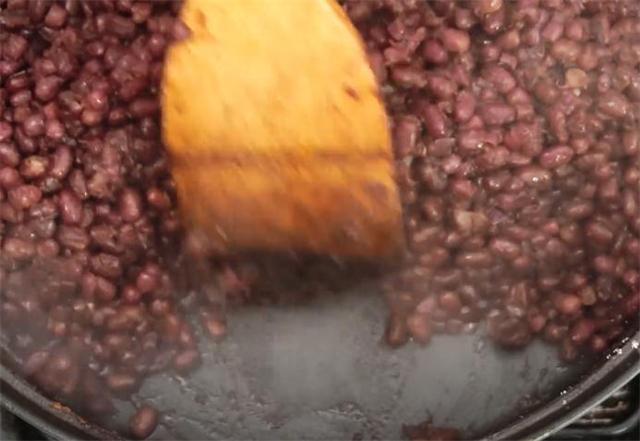 It's hot, so the yam tastes good just like this - iNEWS