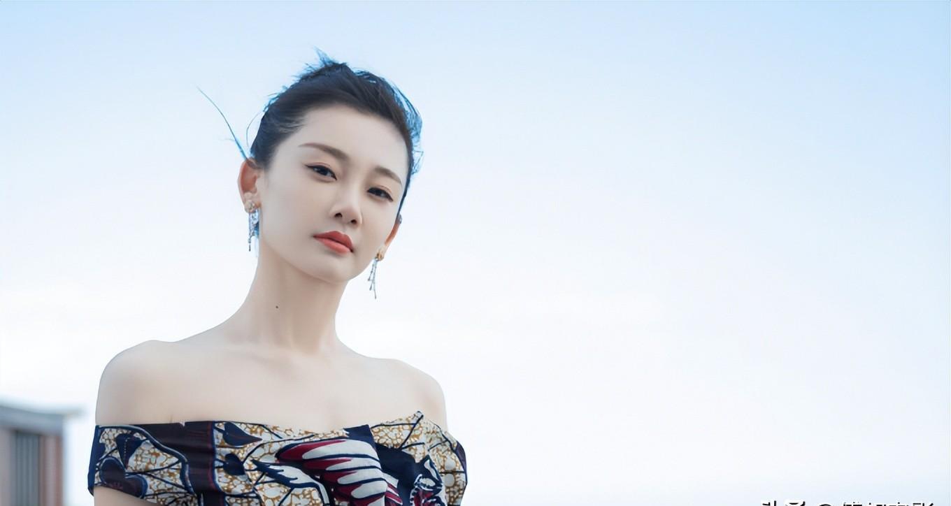 Feng Xiaogang bluntly said: She is so good at pretending that she will never become popular, let ...