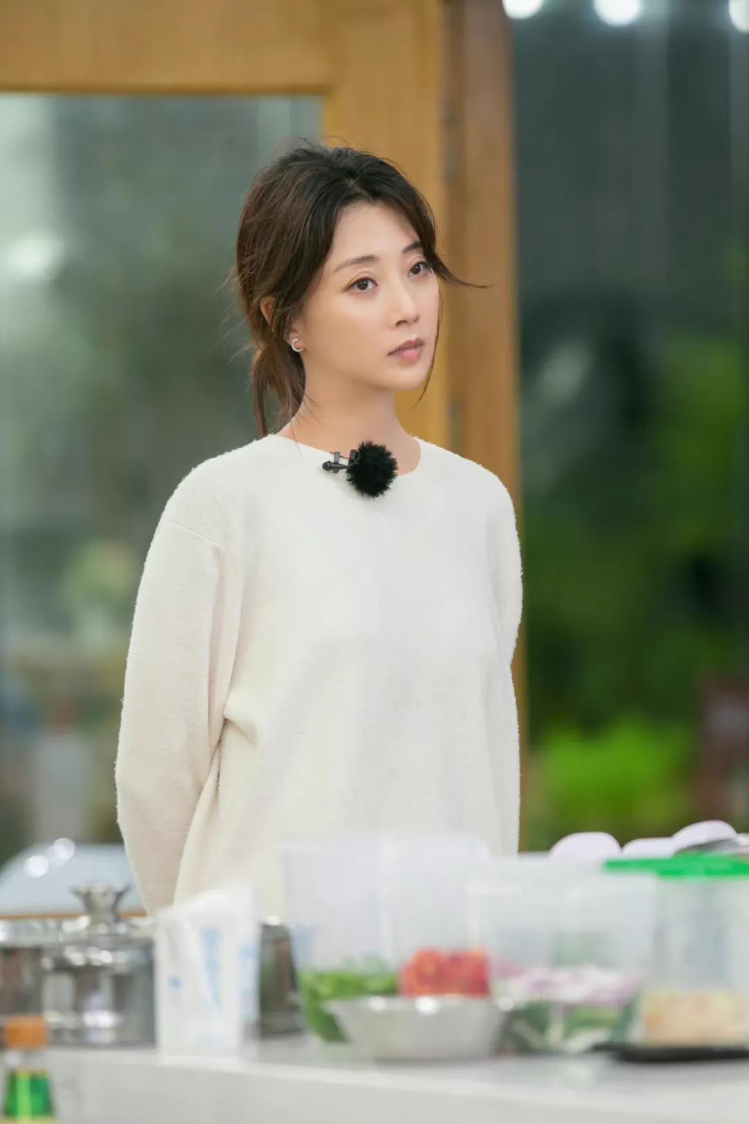 Yin Tao's recent variety show outfits - iNEWS