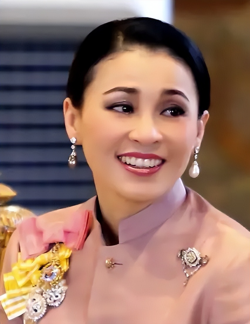 The queen of Thailand is already beautiful enough, until I saw the ...