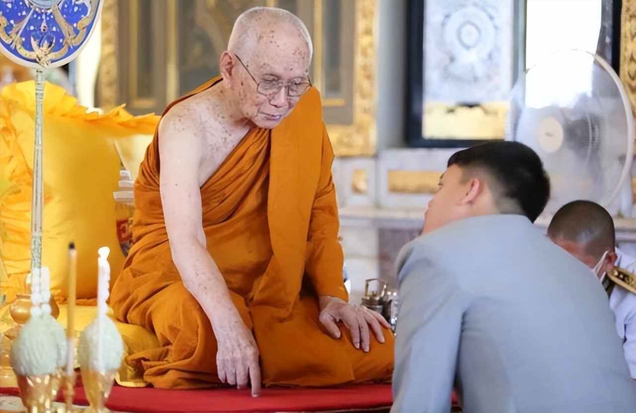 At the age of 17, he paid tribute to the king of monks and handled ...
