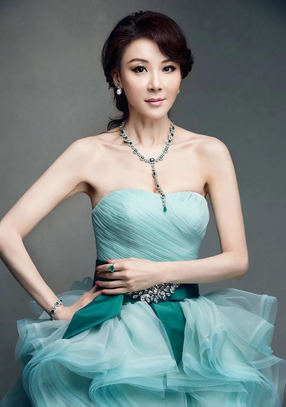 The goddess of frozen age in beauty, the real version of the little old ...