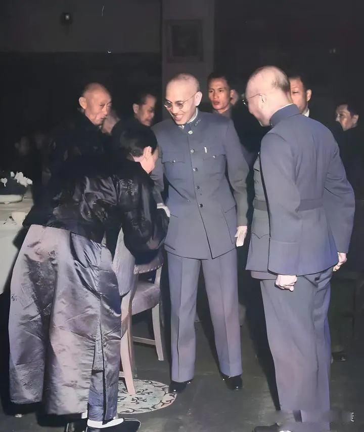 Interpretation of historical situation with old photos: Chiang Kai-shek ...