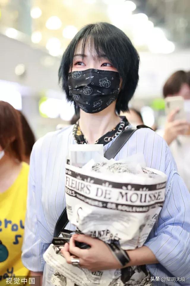 Liu Lian holds a bouquet in her hand, has a good temperament - iNEWS