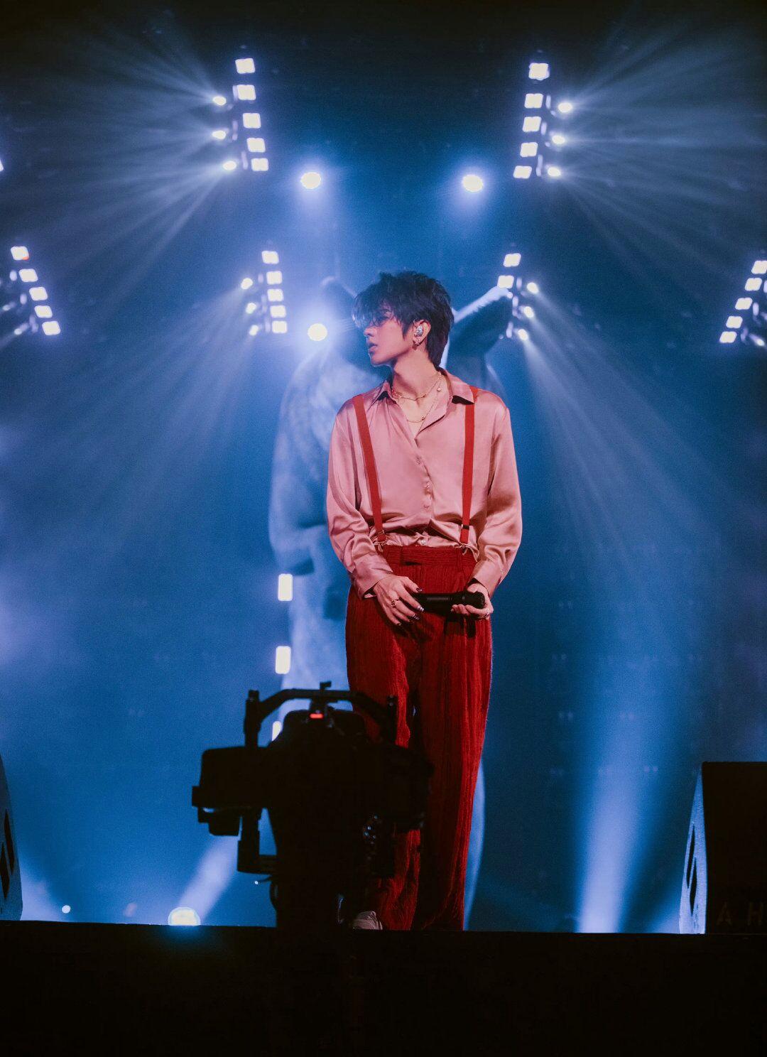 Cai Xukun's concert and the female internet celebrity intertwined, and ...