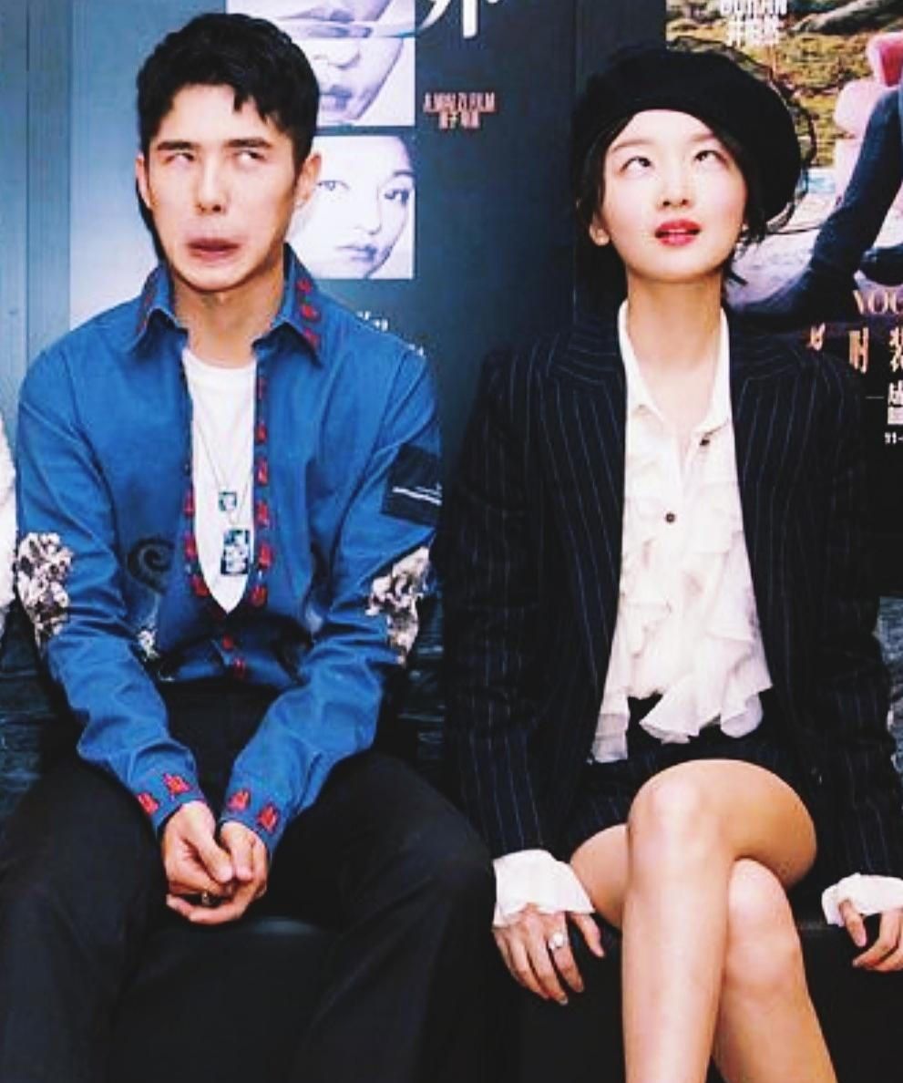 Liu Haoran and Zhou Dongyu are in the same frame, looking at each other ...